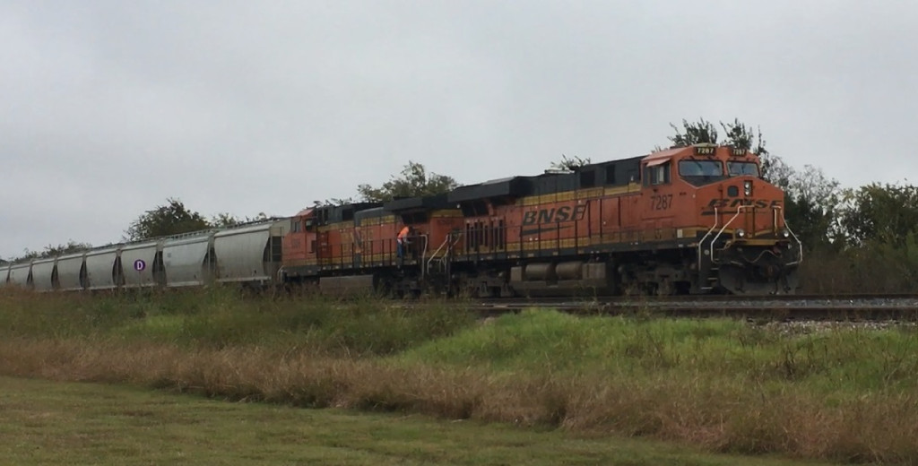 BNSF 7287 25Nov2016 Being tied down SB in GOODWIN